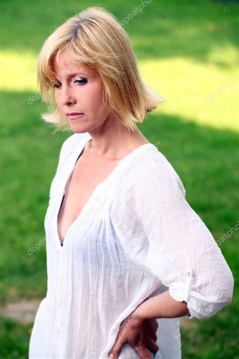 schöne alte Frau im park Stockfoto yekophotostudio 12791053
