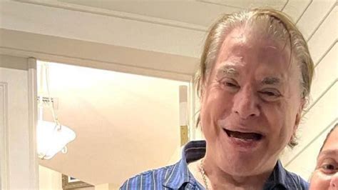 Silvio Santos perde dentadura e peruca para quadrilha Ele tá muito