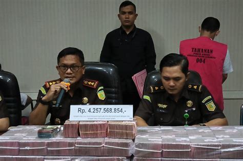 Kejari Karawang Tahan 2 Tersangka Korupsi Penyaluran Pupuk Bersubsidi