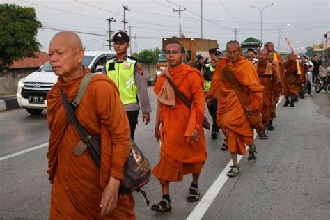 Foto BERITA FOTO Ritual Thudong Para Biksu Lanjutkan Jalan Kaki
