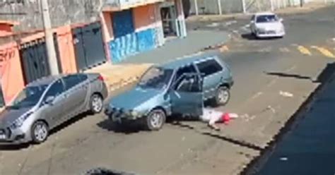 Conductor sale disparado de auto en movimiento su puerta se abrió sola