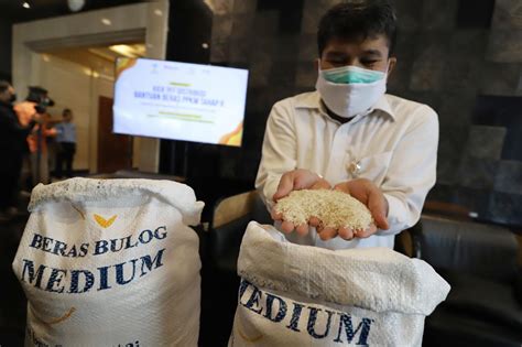 FOTO Bulog Lanjutkan Program Bantuan Beras PPKM Tahap II