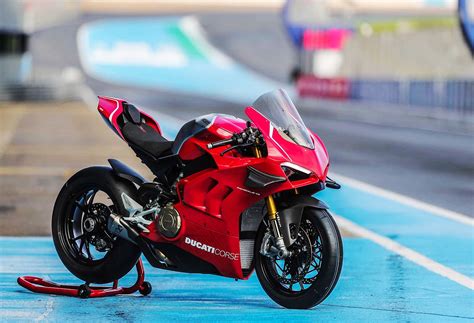 Ducati Panigale V4 R Edisi 2023 Meluncur Lebih Bertenaga Dan Stabil