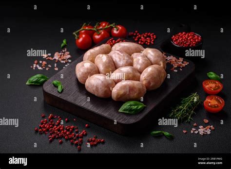 Saucisses crues fraîches de porc ou de poulet avec du sel des épices