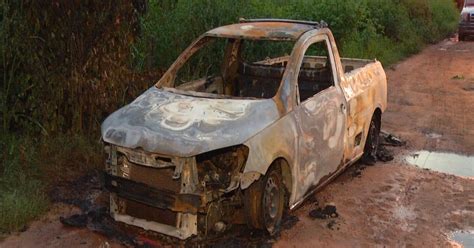 G1 Corpo carbonizado é achado dentro de carro incendiado no Ceará