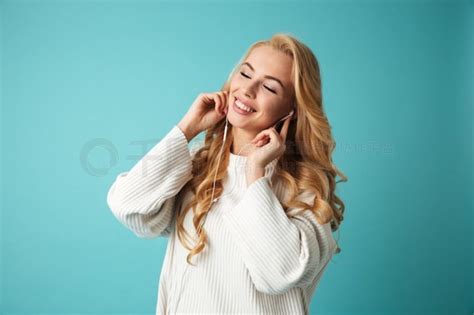 年轻高清图片 一位身穿毛衣的金发年轻女子的肖像 产品实拍免费下载 jpg格式 626像素 编号53603305 千图网