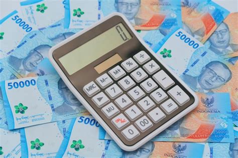 Una Calculadora Se Encuentra Encima De Una Pila De Billetes Foto Premium