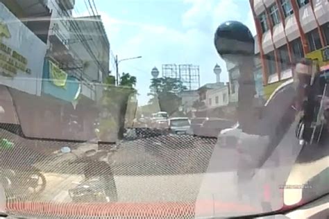 Viral Video Pengendara Motor Banting Helm Dan Pecahkan Kaca Mobil Di