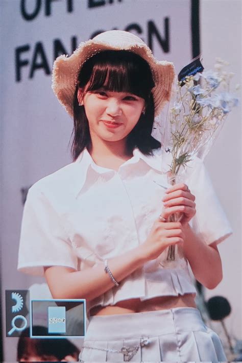 kim chaewon pics on Twitter RT cocoa801 chae1 230618 채원이한테 꽃받았어요
