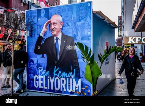 Menschen wurden neben dem Poster von Kemal K l Daro lu Präsident