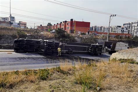 Caos Vial Tras Volcadura De Tr Iler Cargado Con Chatarra