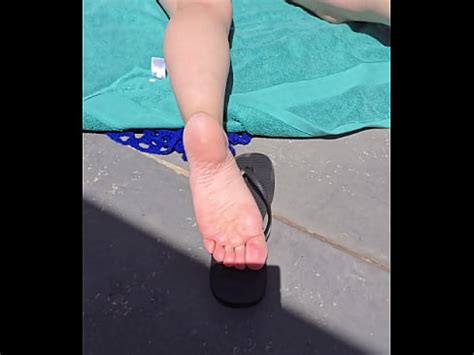 Tomar el sol desnudo ángulo de los pies XNXX