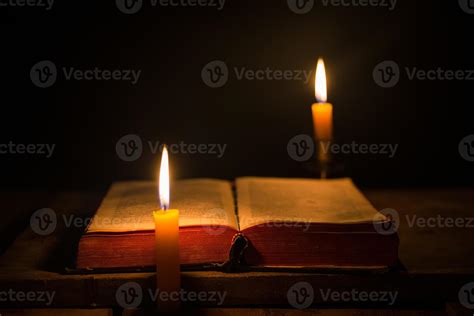 Luz De Vela A B Blia Sagrada E Cruz Ou Crucifixo Sobre Fundo De