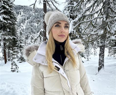 Chiara Ferragni Il Cerotto Al Braccio Allarma I Fan L Influencer