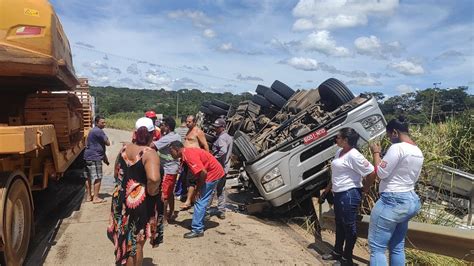 Motorista morre após carreta tombar na BR 381 entre Itabira e Bom