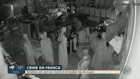 Ladrões furtam carro invadem loja em marcha à ré e levam roupas