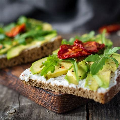 Recette Toasts au chèvre avocat et tomates séchées facile rapide