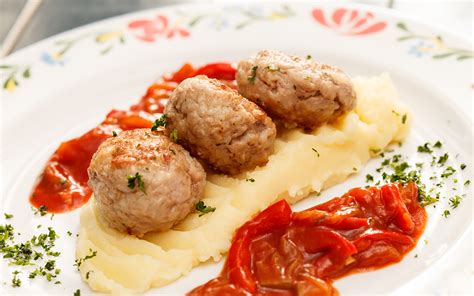 Albóndigas con pimientos y puré de patatas Recetas DIA