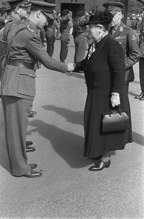 Koningin Wilhelmina Op Bezoek Bij De Prinses Irene Brigade In Het