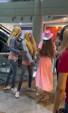 Van disfrazados de personajes de Y dónde están las rubias a estreno