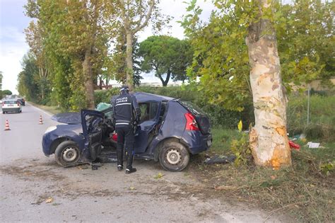 Incidente a Ravenna si schianta con lauto contro un albero è grave