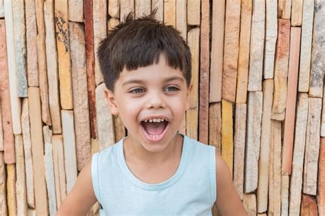 Chico Lindo Y Feliz Sonriendo Foto Gratis