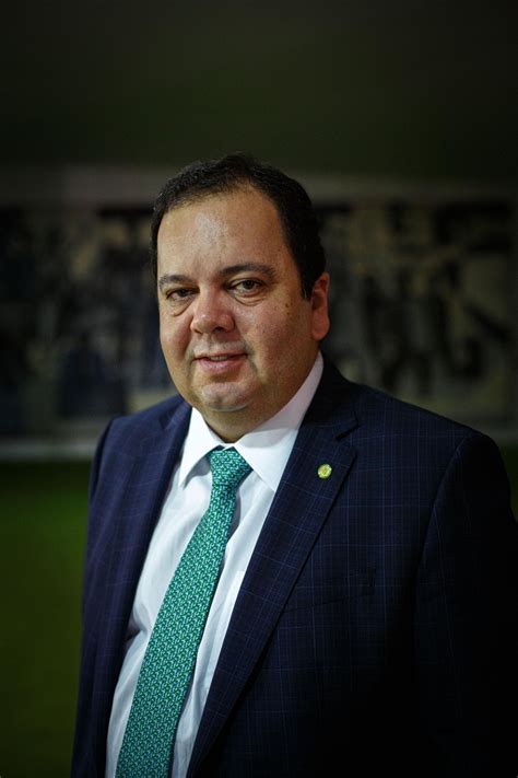 Cotado para ministério na cota de Lira Elmar Nascimento chega ao hotel