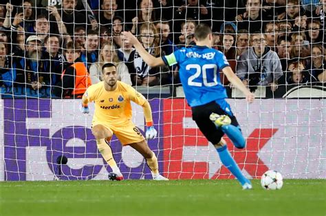 Há um muro na baliza do FC Porto é Diogo Costa o guarda redes que tem
