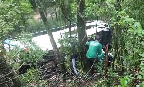 Acidente entre ônibus e caminhão deixa quatro pessoas em estado grave