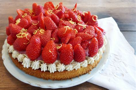 Tarte aux fraises framboises vanille et fève tonka sur sablé breton
