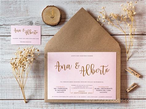 Invitación de boda Letras doradas con fondo Rosa Polvo Sencilla y