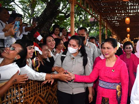 FOTO Ibu Iriana Dan OASE KIM Hadiri Parade Perempuan Berkebaya Adat Bali
