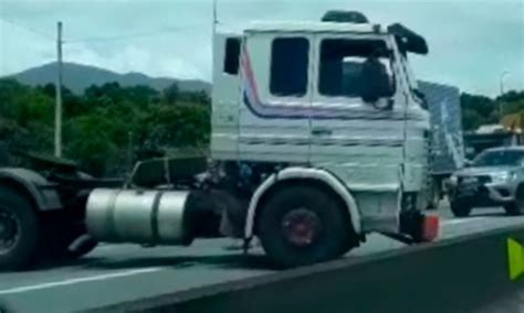 Caminhão roda na pista e colide contra mureta de proteção da BR 101