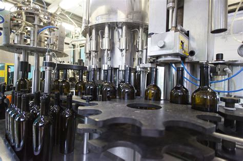 Imbottigliamento Del Vino Ed Etichettatura Delle Bottiglie La