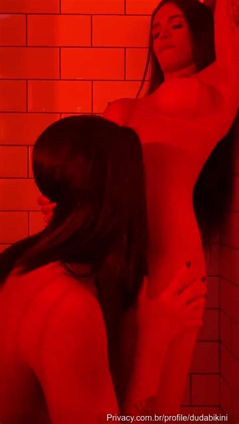Duda Mesquita Naked In The Shower With Her Lesbian Friend Cnn Amador
