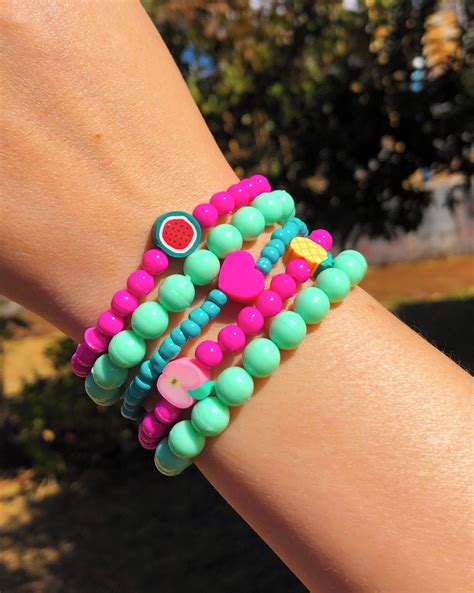 Mix de pulseiras miçangas coloridas macramê praia e piscina