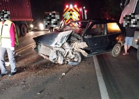 Acidente de trânsito entre carro e caminhão deixa uma pessoa ferida na