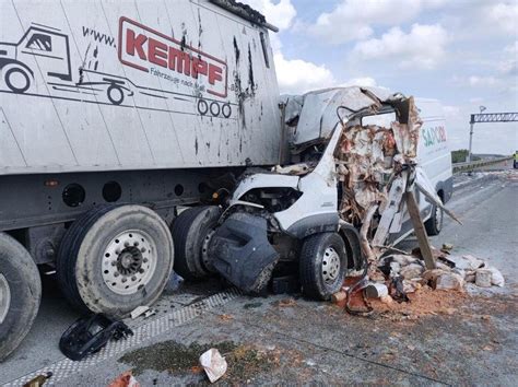 Wypadek na S8 w okolicach Sieradza Dostawczy samochód zderzył się z