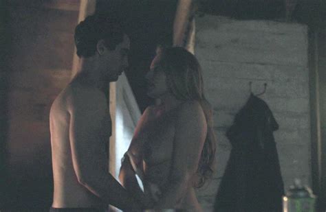 Mad Men Star Elisabeth Moss Strips Naked For Steamy Scene On Us Drama
