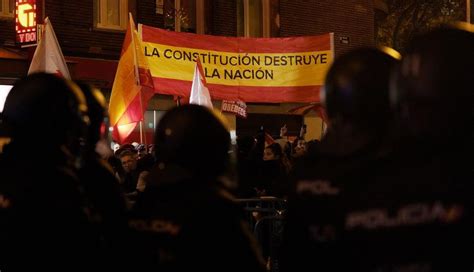 Miles De Personas Se Manifiestan En La Sede Del PSOE En Madrid
