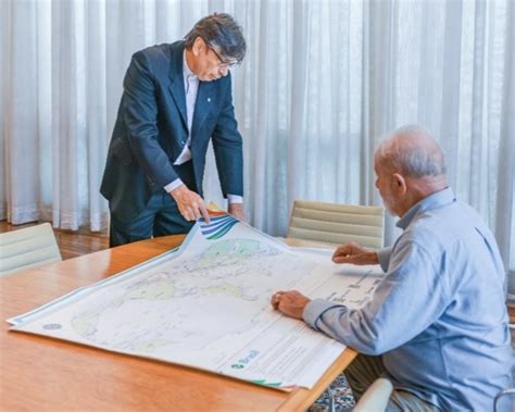 IBGE apresenta novo mapa múndi oficial o Brasil centralizado
