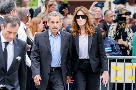 Obsèques de Françoise Hardy lunettes fumées et talons vertigineux