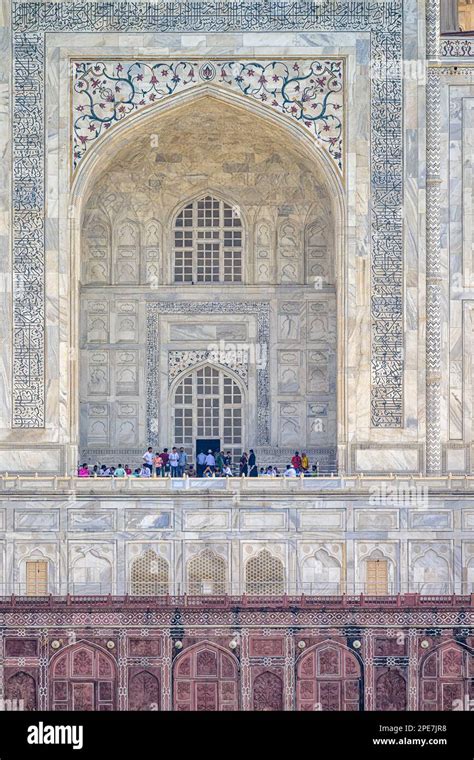 A Marble Portal Of The Taj Mahal In Agra India Stock Photo Alamy