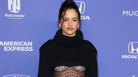 Rosalía impacta con un vestido con el que va prácticamente desnuda