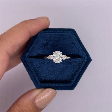 Bague de fiançailles trilogie moissanite coupe ovale 1 30 carat or