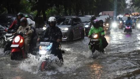 Hujan Deras Akibatkan 6 RT Di Jakarta Terendam Banjir Ketinggian Capai