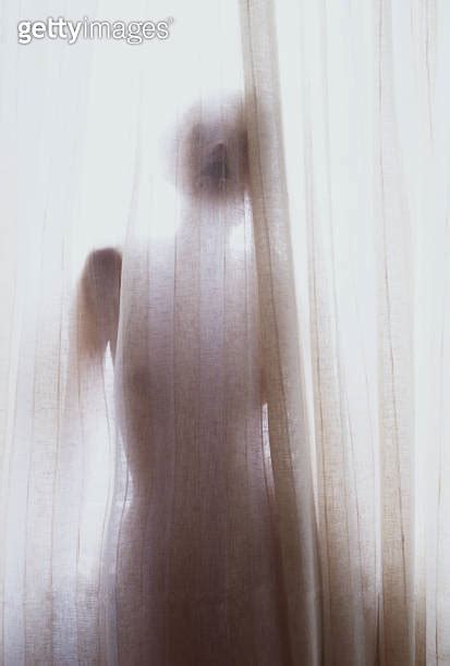 Naked woman behind translucent fabric 이미지 1696767377 게티이미지뱅크
