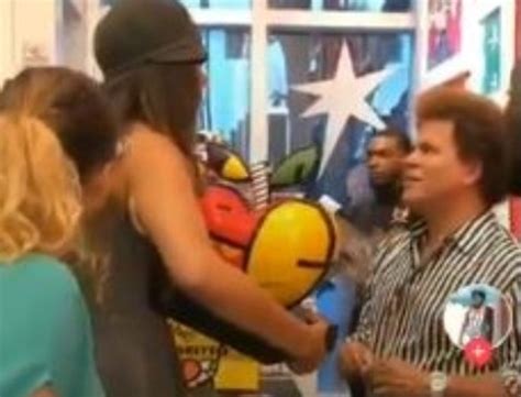Mulher Quebra Obra De Romero Britto Na Frente Do Artista Douranews