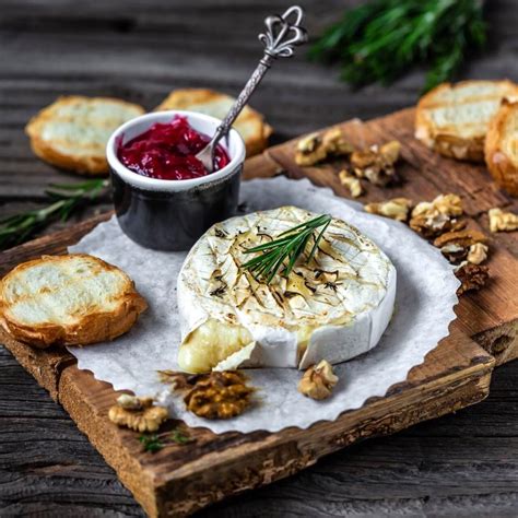 Grillowany Camembert Z Sosem Czere Niowym Kuchnia Dla Doros Ych
