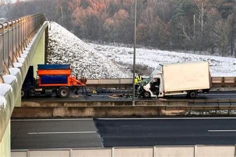 Bus najechał na pługopiaskarkę Śmiertelny wypadek na A4